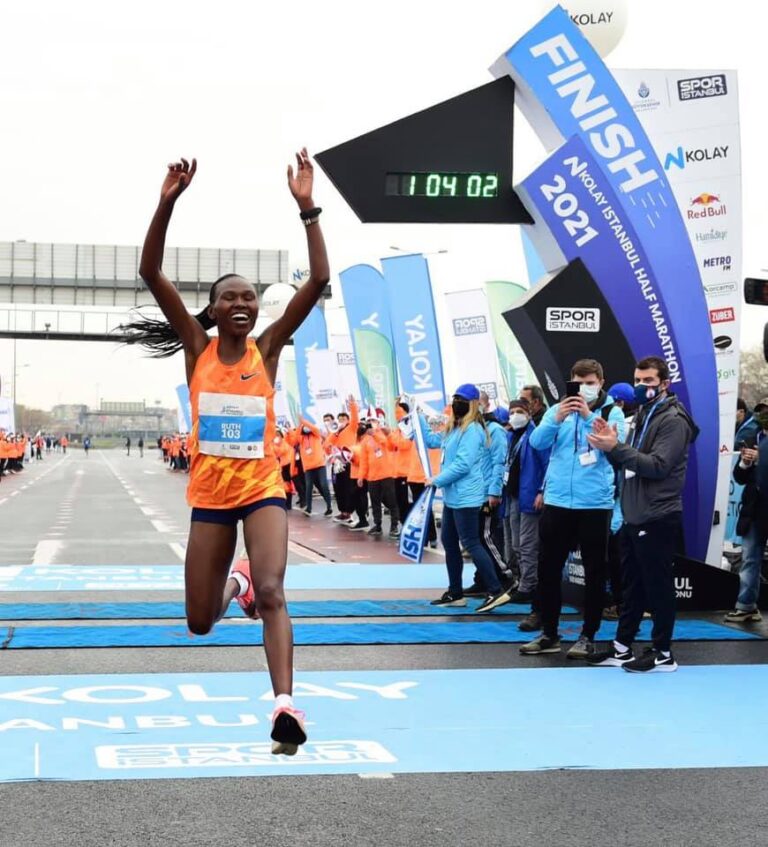 RECORD MUNDIAL FEMENIL DE MEDIA MARATON 1H04:02 | Precisión Total